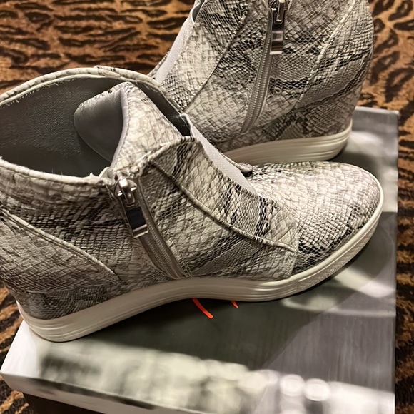 CCOCCI | Shoes | Zoey Snake Print Wedge Tshoe | Poshmark